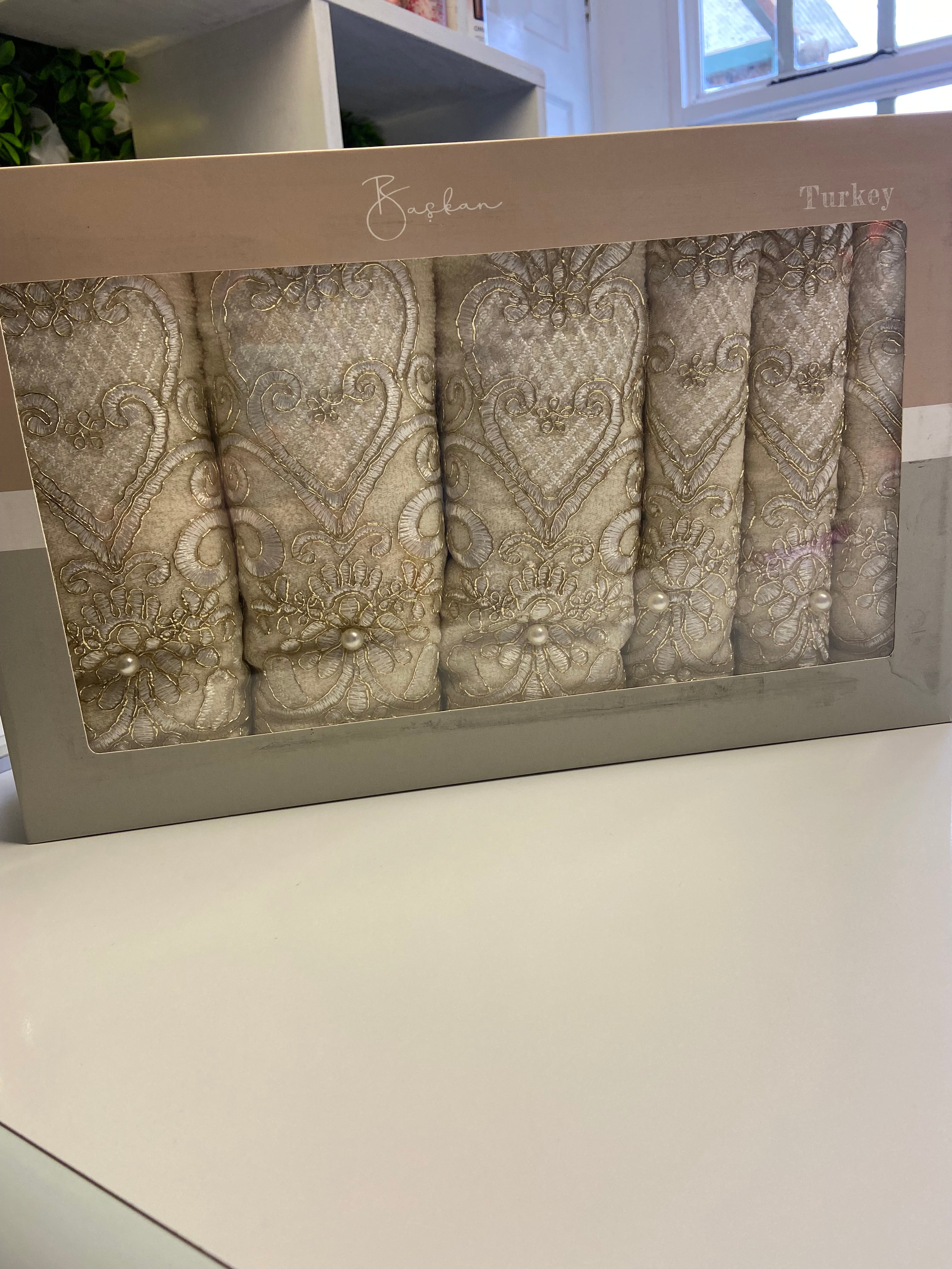 Champagne & Gold – Spanish Cleaning Co